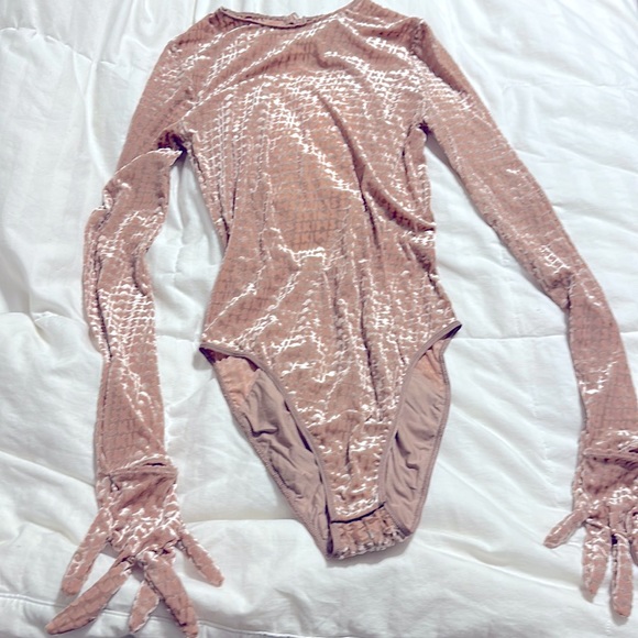 SKIMS | Tops | Nwt Skims Velour Logo Bodysuit With Gloves Open Back M ...